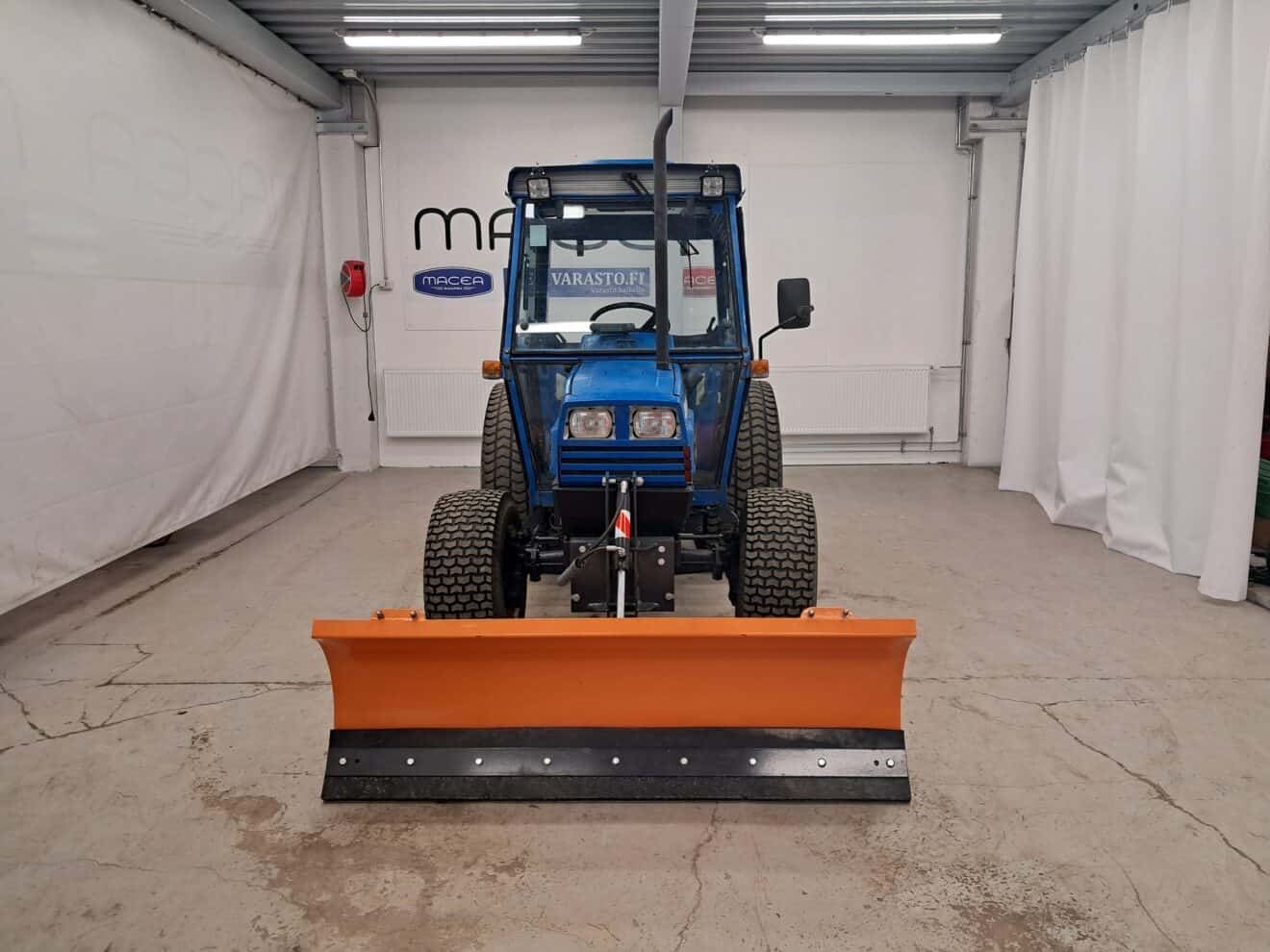 Iseki 530 4WD traktori ja puskulevy 170cm - Macea Machinery
